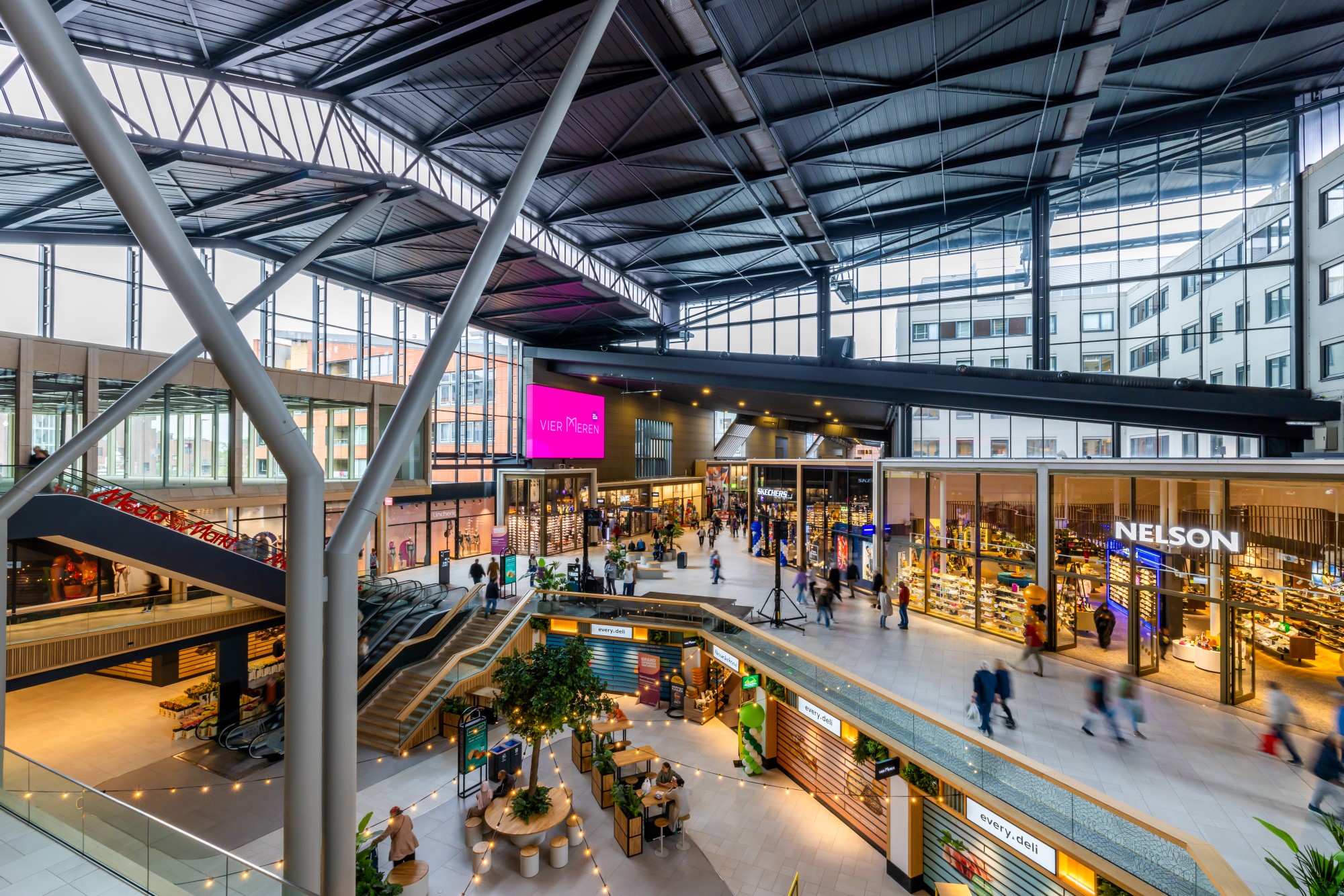 Hoofddorp Centrum & winkelcentrum Vier Meren: hét winkelhart van ...